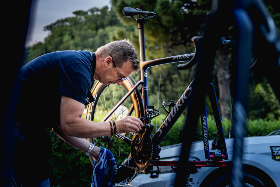 How To: Shimano versnellingen afstellen | Soudal Quick-Step Pro Cycling ...